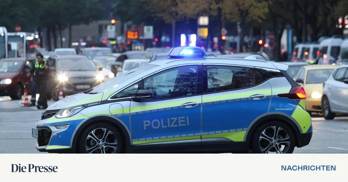 Halloween-Krawalle in Hamburg: Polizei setzt Wasserwerfer ein ... Halloween-Krawalle in Hamburg: Polizei setzt Wasserwerfer ein ...
